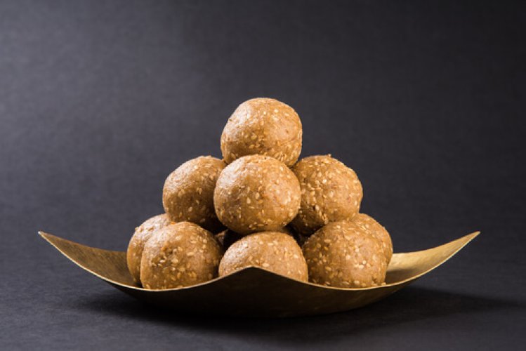 Urad Ladoo - Joshi Masala Manufacturing - Spices, Podi, Pickles, and ...